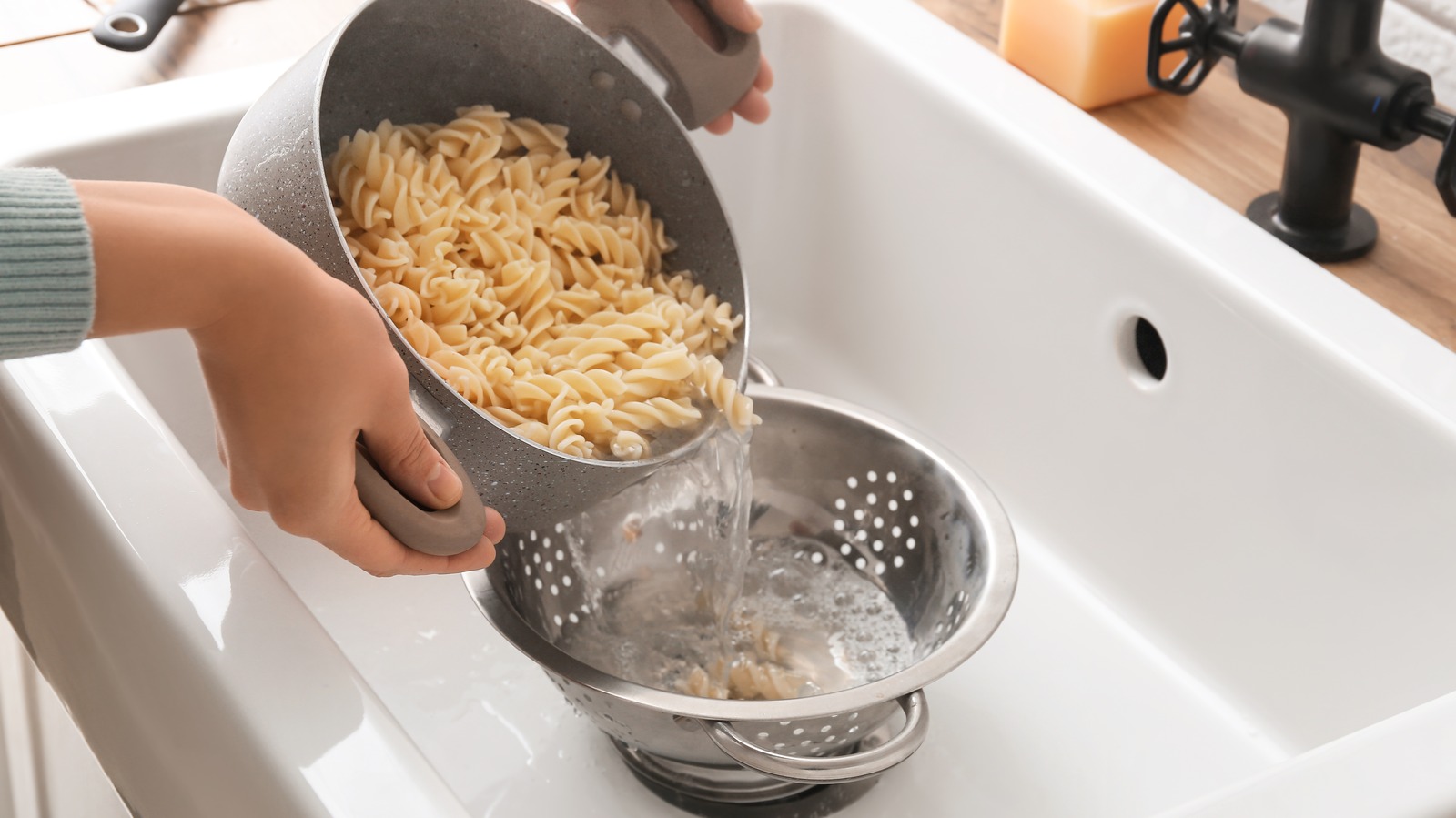 4 Experts Lay Out Helpful Uses For Leftover Pasta Water