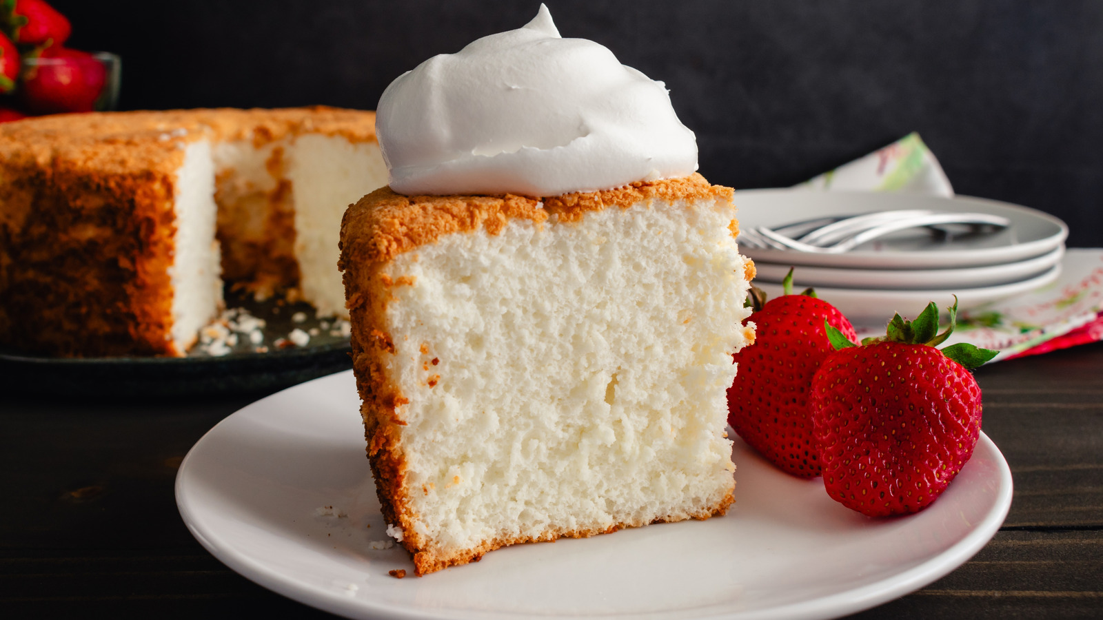 Angel Food Cake Vs Sponge Cake: What's The Difference?