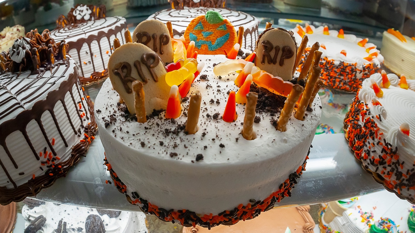 How To Make An Easy And Cute Graveyard Cake