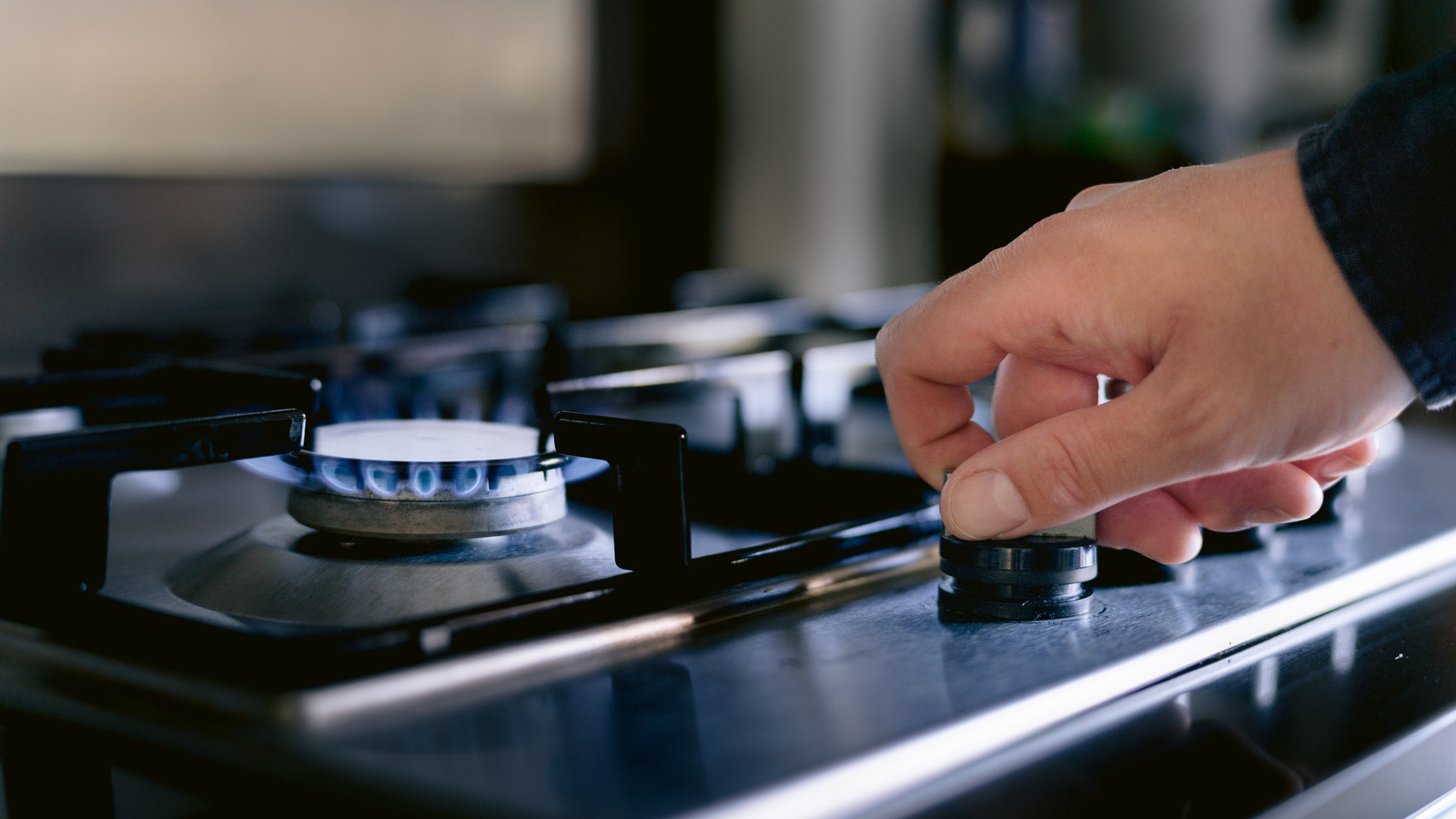 Induction Vs Gas Stoves: Here's The More Affordable Option