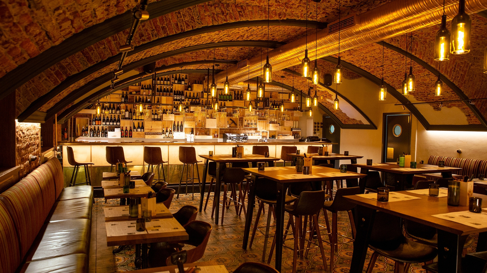 How A Restaurant's Atmosphere Makes The Food Taste Better