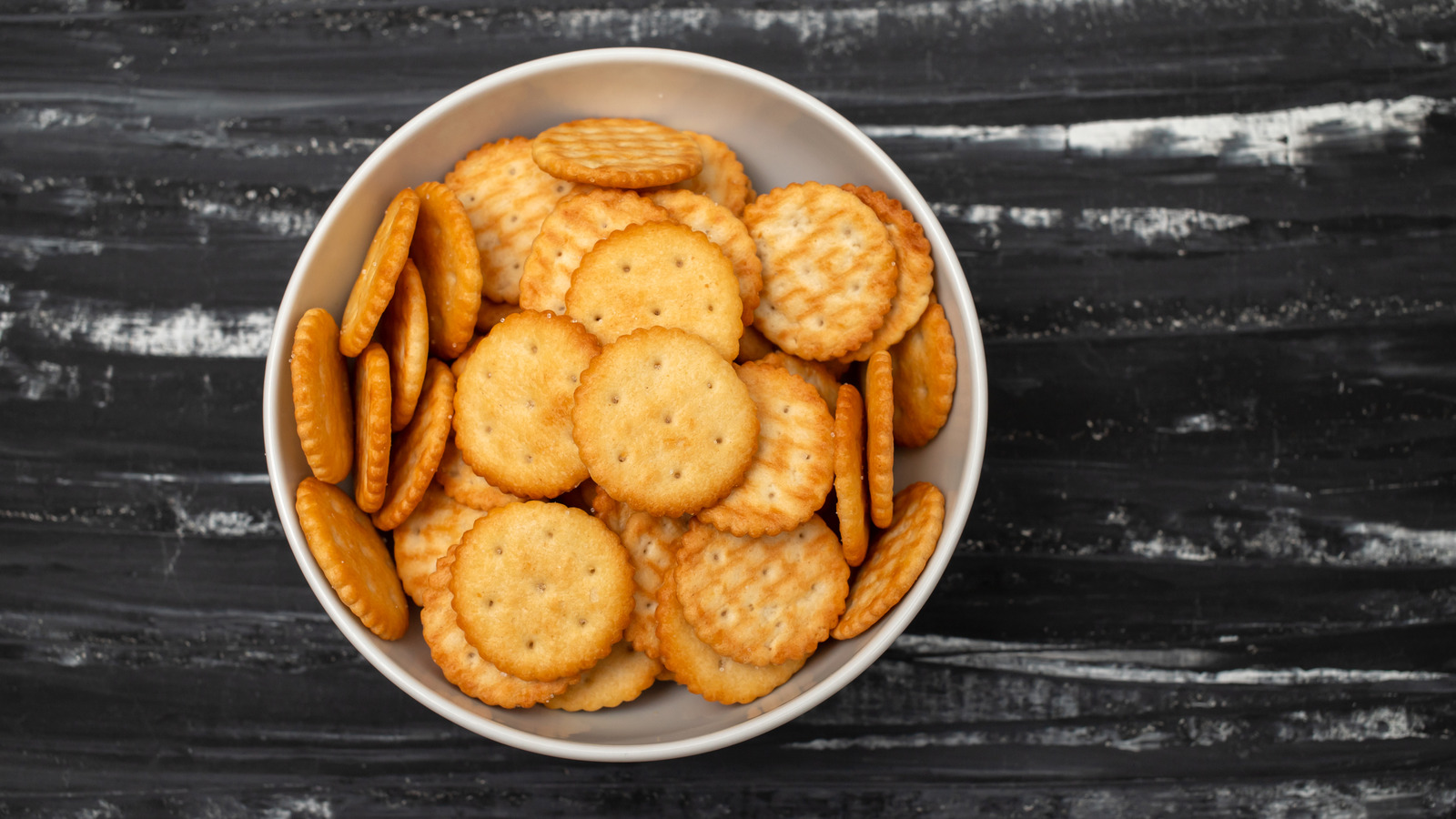 You Only Need 2 Ingredients To Make Sweet Ritz Cracker Snacks