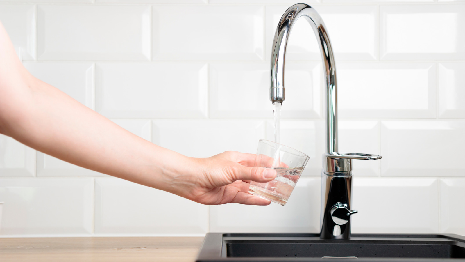 You Really Should Drink Water First Thing In The Morning. Here's How Much